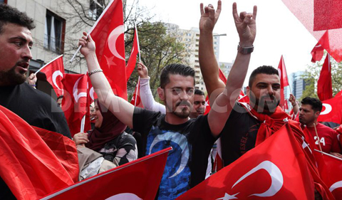 Thousands of German Turks decry Armenian genocide recognition